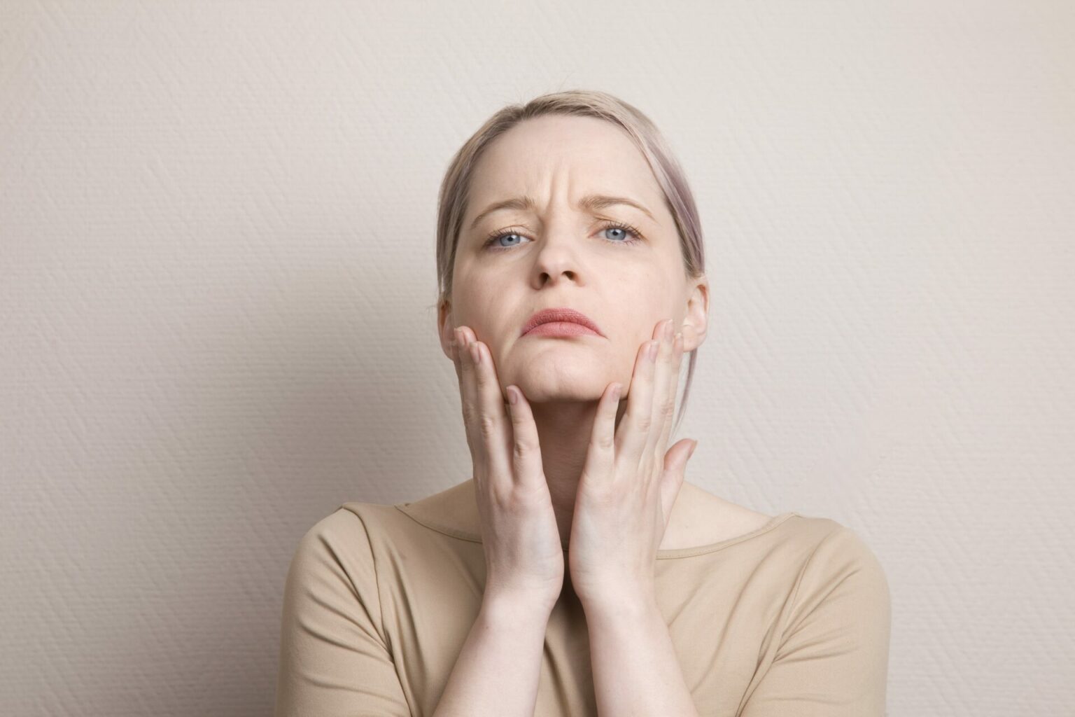 Double-menton : quels exercices pratiquer pour le perdre ? - CalculerSonIMC